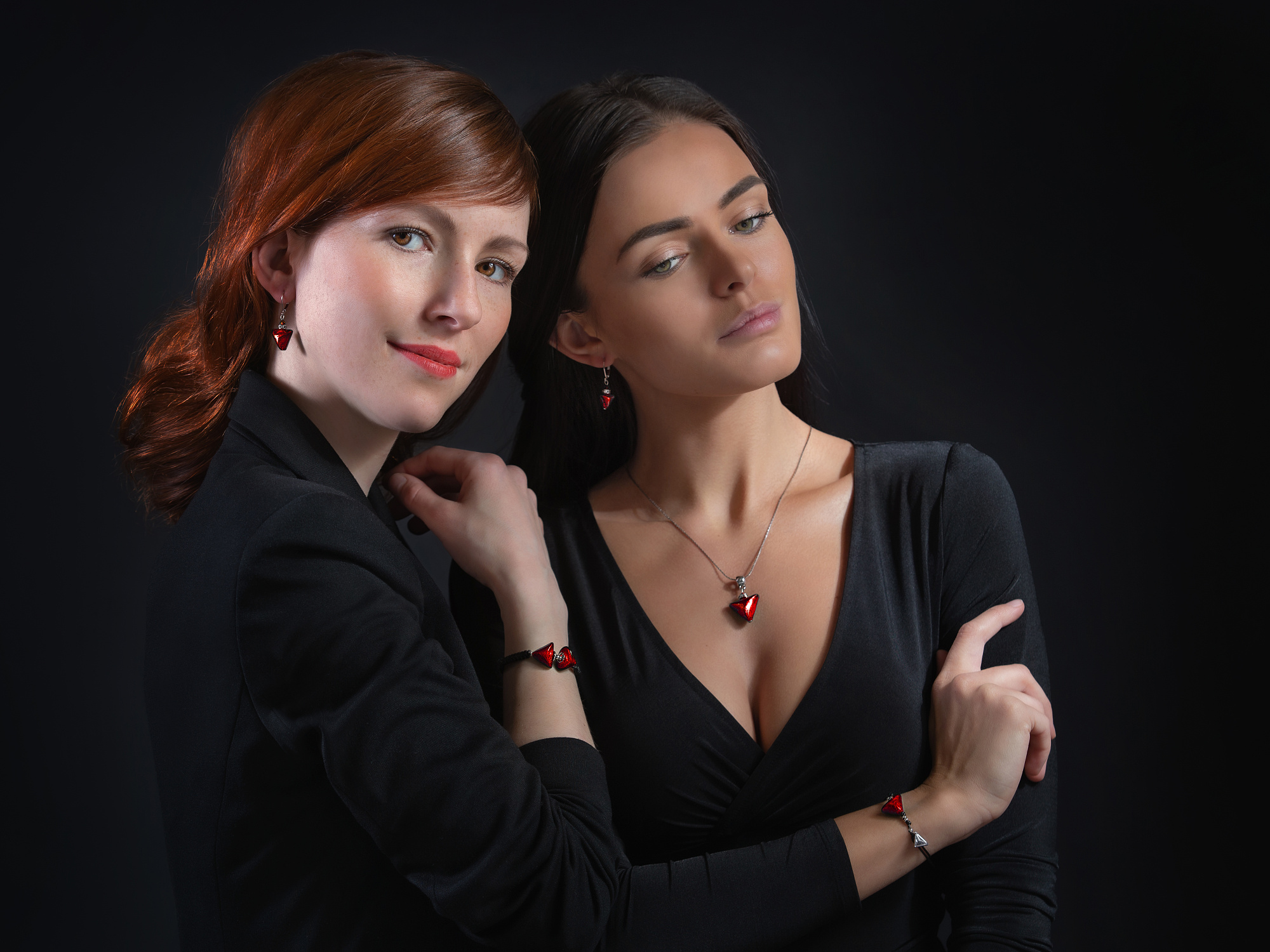 Svůdný náramek Double Red Triangle s 24karátovým zlatem v perlách ...