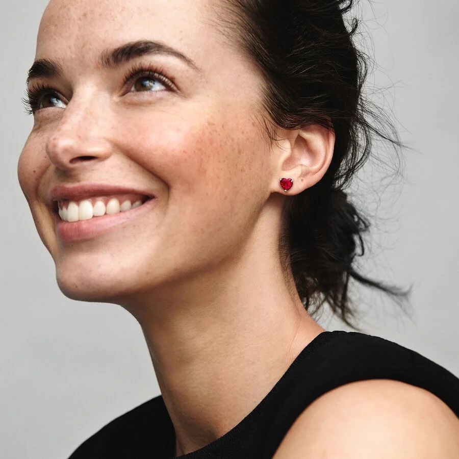 Blyštivé srdíčkové náušnice s červeným kříšťálem Studis Timeless ...